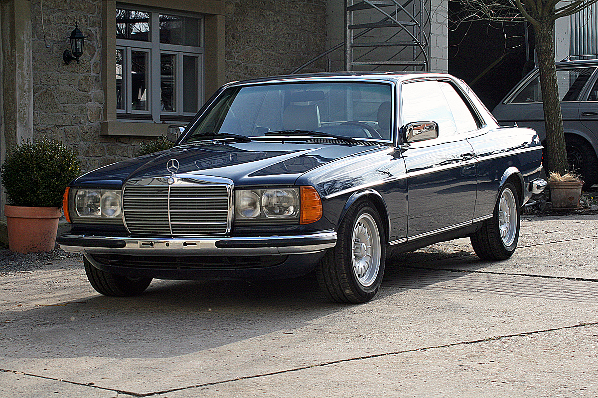 Mercedes C123 Achtzylinder? Ein 380CE. In Lapisblau. - Sternwarter